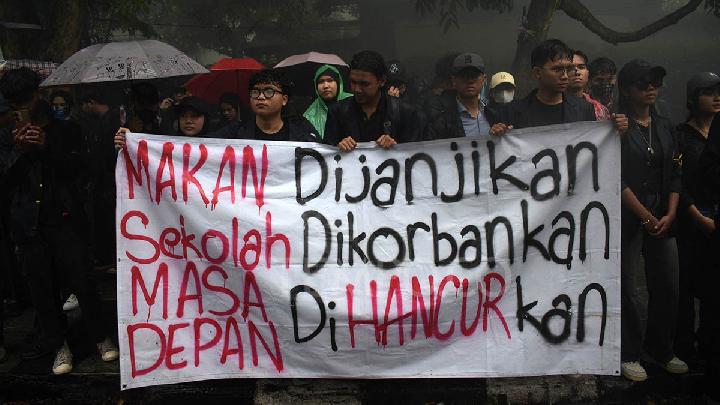 Puncak Demo Indonesia Gelap, Mahasiswa Tetap Tuntut Pemerintah Adili Mantan Presiden Jokowi ...